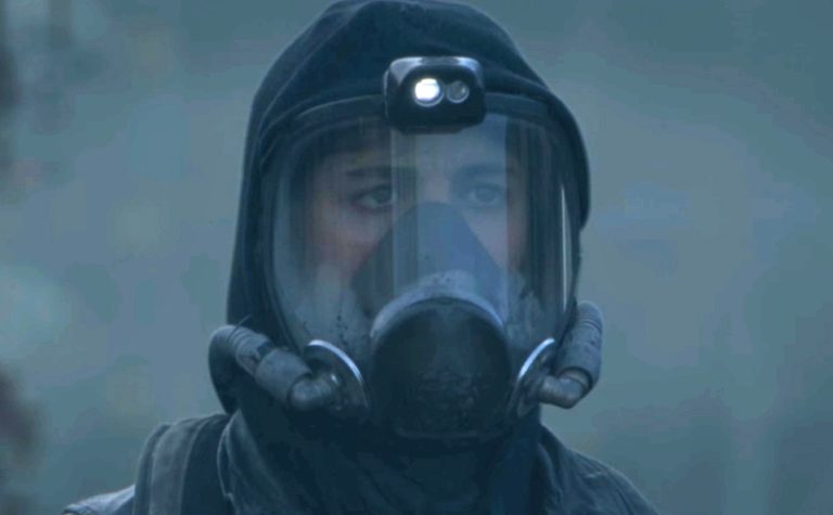 Prey (2002) by Michael Crichton Review - Cinematic Diversions
